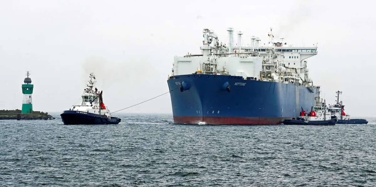 German’s second FSRU shifts onto its berth in Lubmin with first cargo inbound