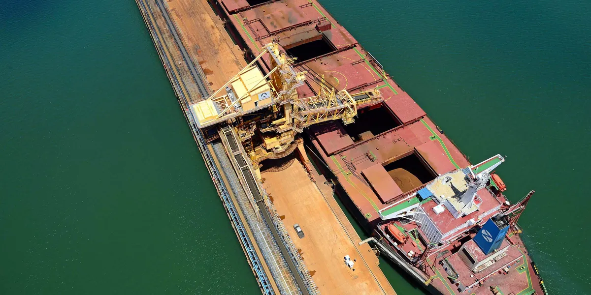 Capesize spot rates sink lower as tonnage lists grow in the east and west