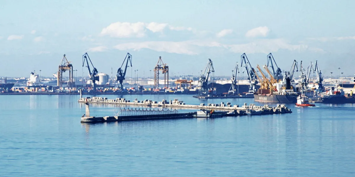 Peter Dohle container ship detained in Greece after shipwreck ...