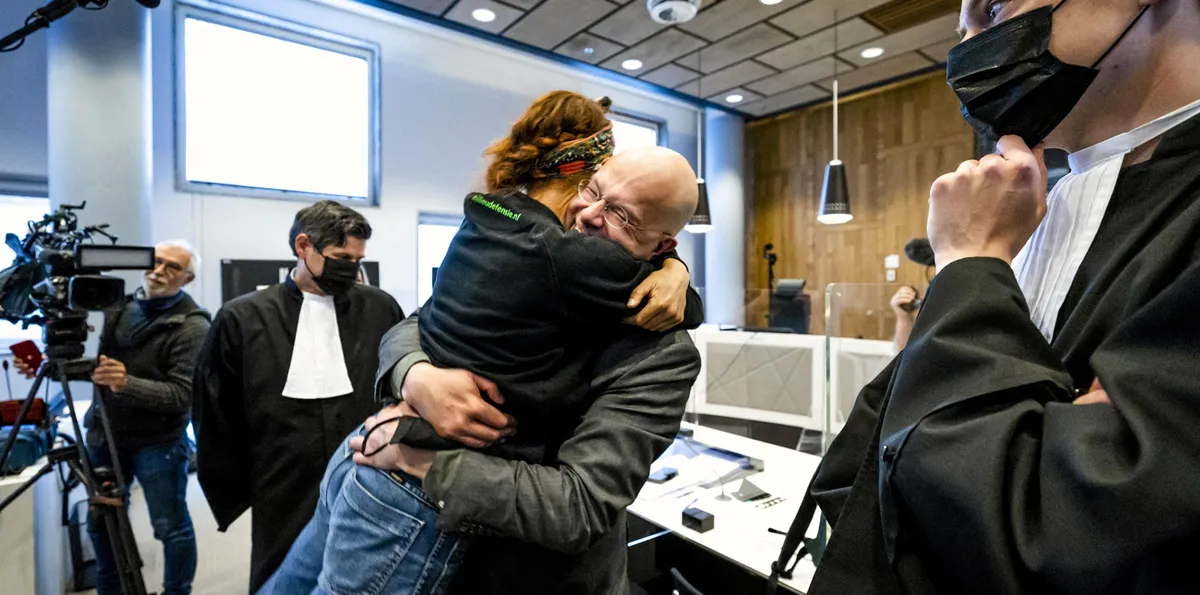 'Historic victory': court tells Shell to slash emissions on Big Oil's ...