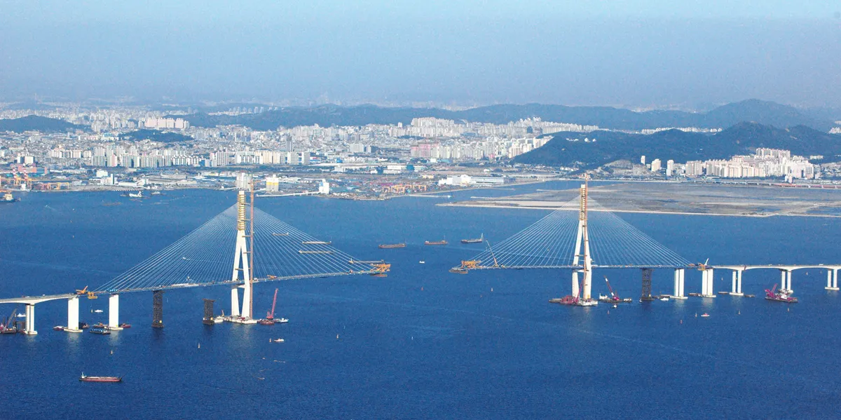 Master killed and hull damaged from cargo ship blast